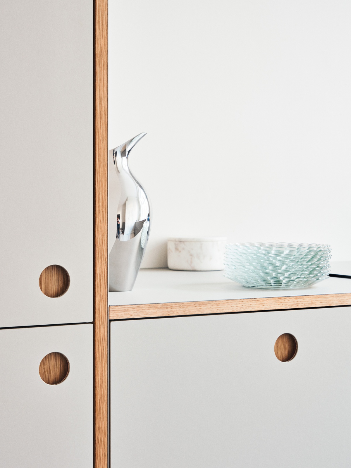 BASIS kitchen with light cabinet doors in linoleum | Reform